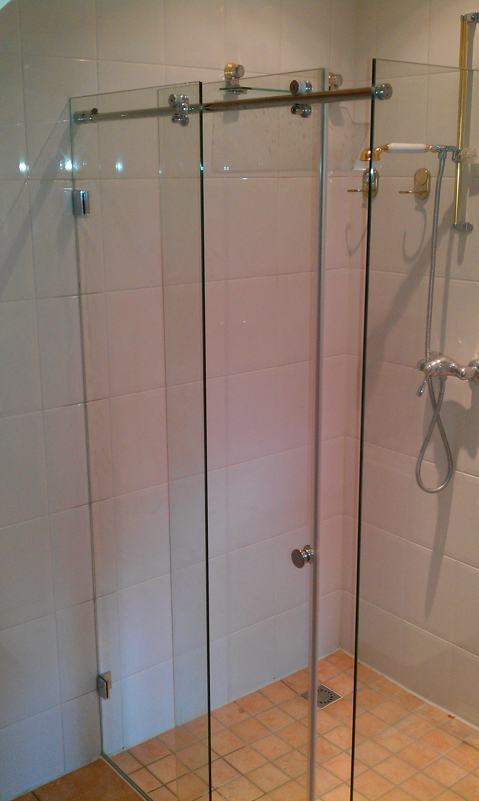 oplossing op maat voor de douche met veligheidsglas, douchedeur ...